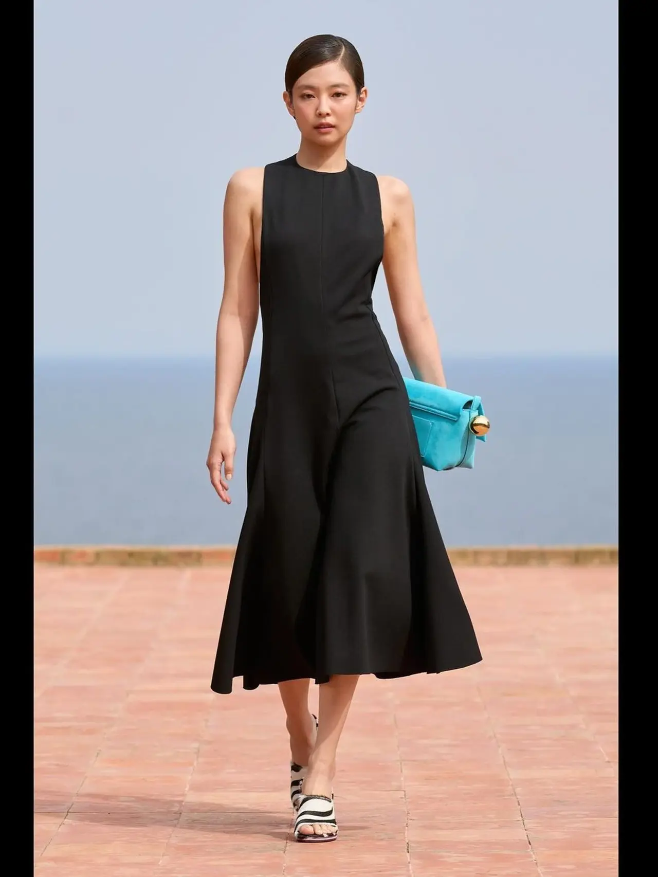 Jennie BLACKPINK Debut Jadi Model Runway Jacquemus, Tampil Seksi dan ...