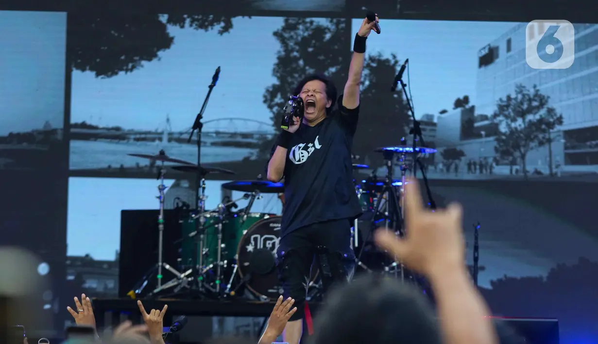 Tampil Energik, GIGI Hentak Panggung District Synchronize Fest 2024 - Foto Liputan6.com