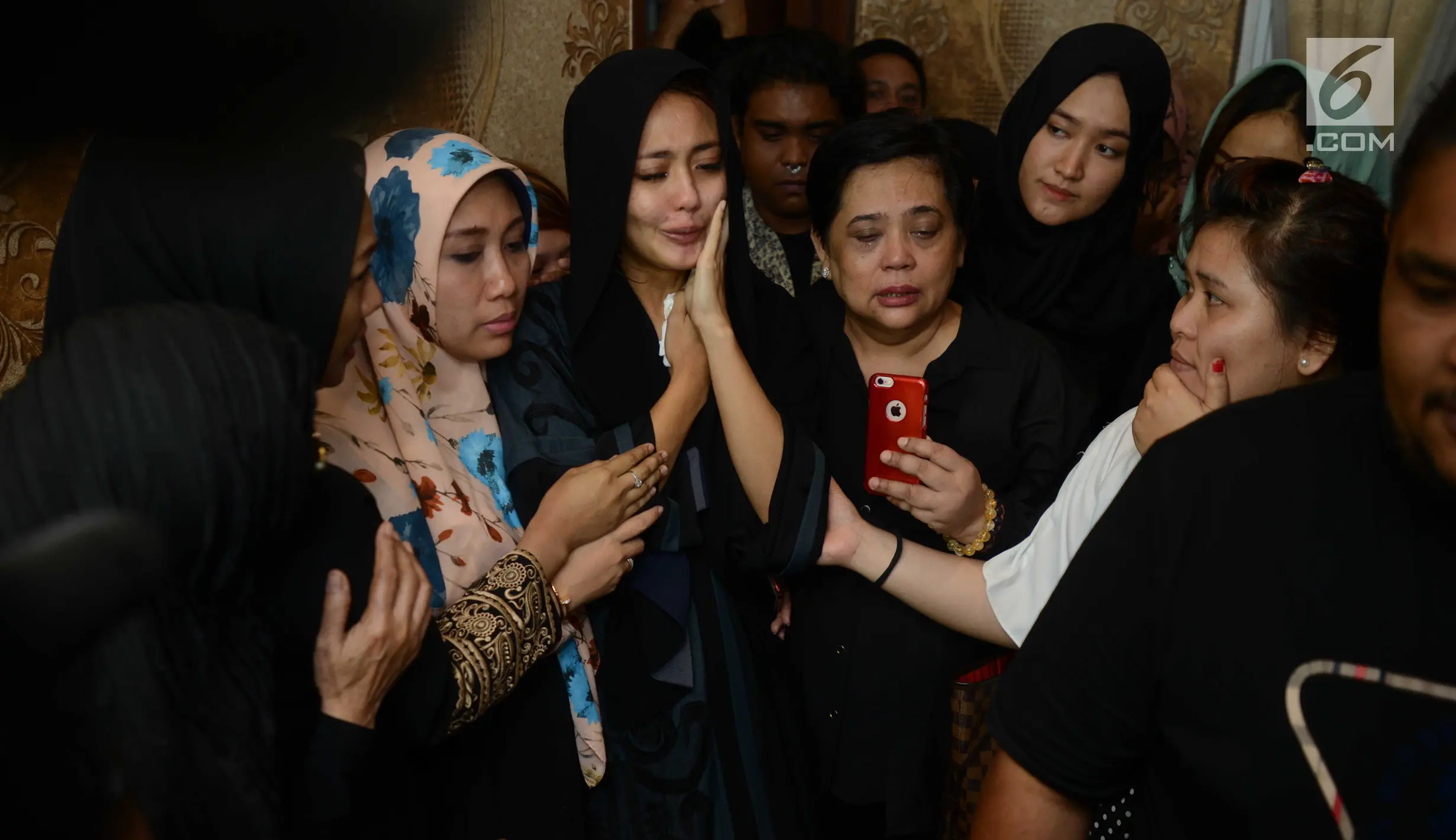 FOTO: Tangis Istri Sambut Kedatangan Jenazah Herman Seventeen - Foto ...