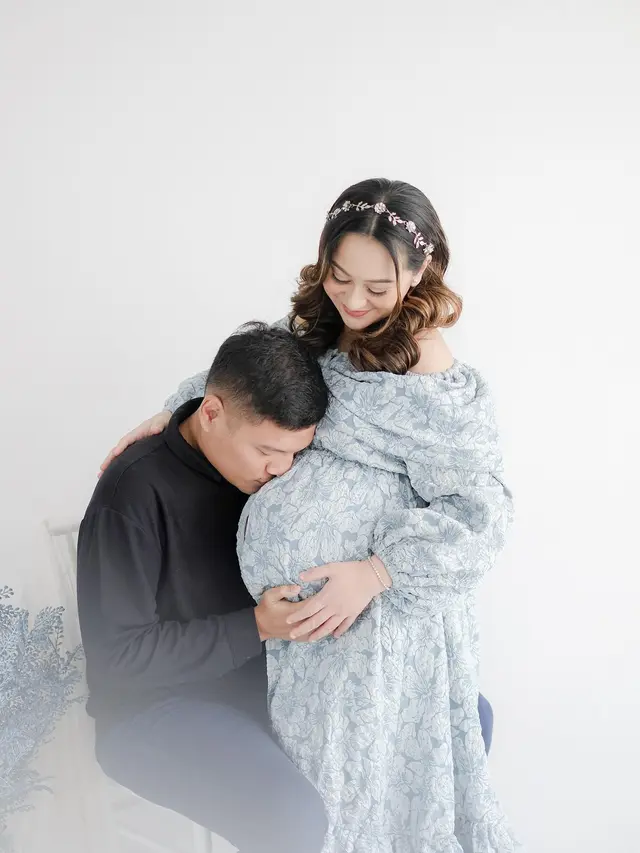 7 Maternity Shoot Memes Prameswari yang Hamil Anak Kembar Ini Menawan ...