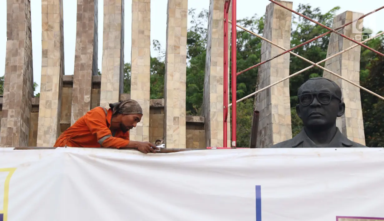 FOTO: Melihat Persiapan Konservasi Patung Proklamator dan Tugu ...
