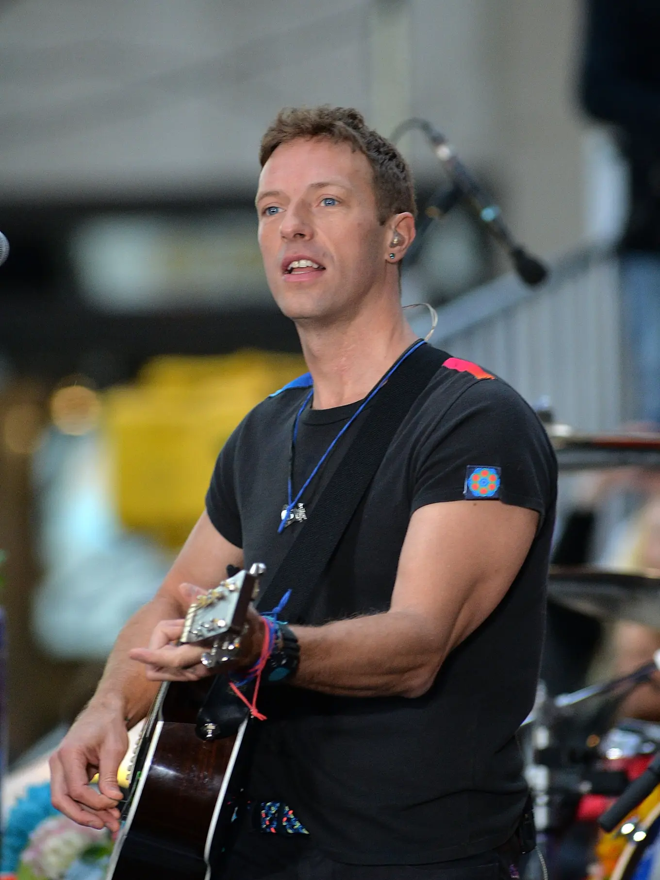 Demi George Michael, Chris Martin Konser di Kampung Tunawisma