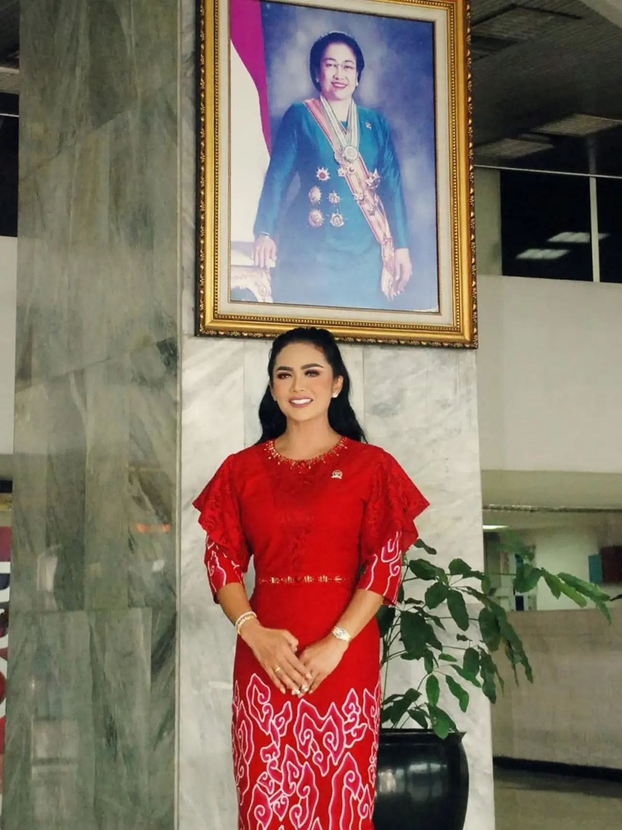 8 Inspirasi Batik dan Kebaya Merah Putih ala Kris Dayanti, Cocok untuk ...