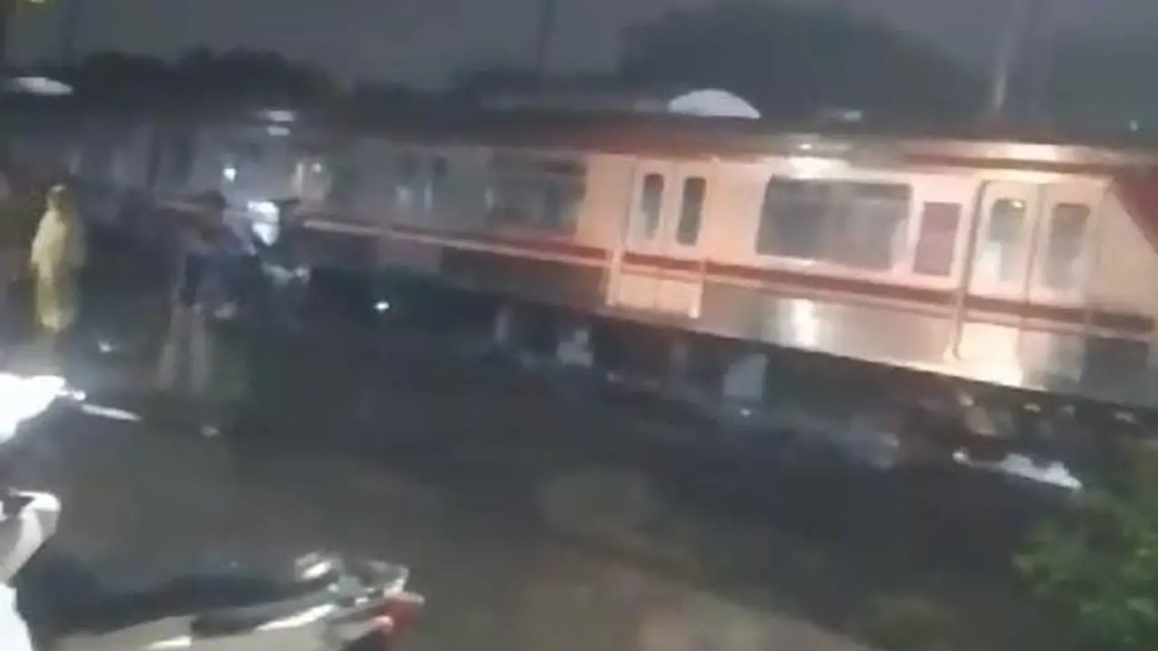 Puting Beliung Terjang Bekasi: Rusak Rumah, Putus Kabel KRL, hingga ...
