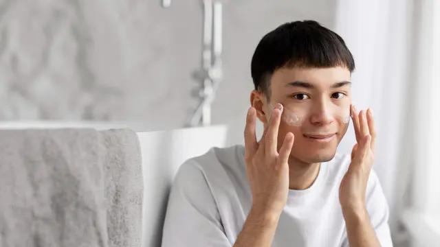 Cara Merawat Kulit Wajah Cowok agar Terlihat Maskulin - Ragam Bola.com