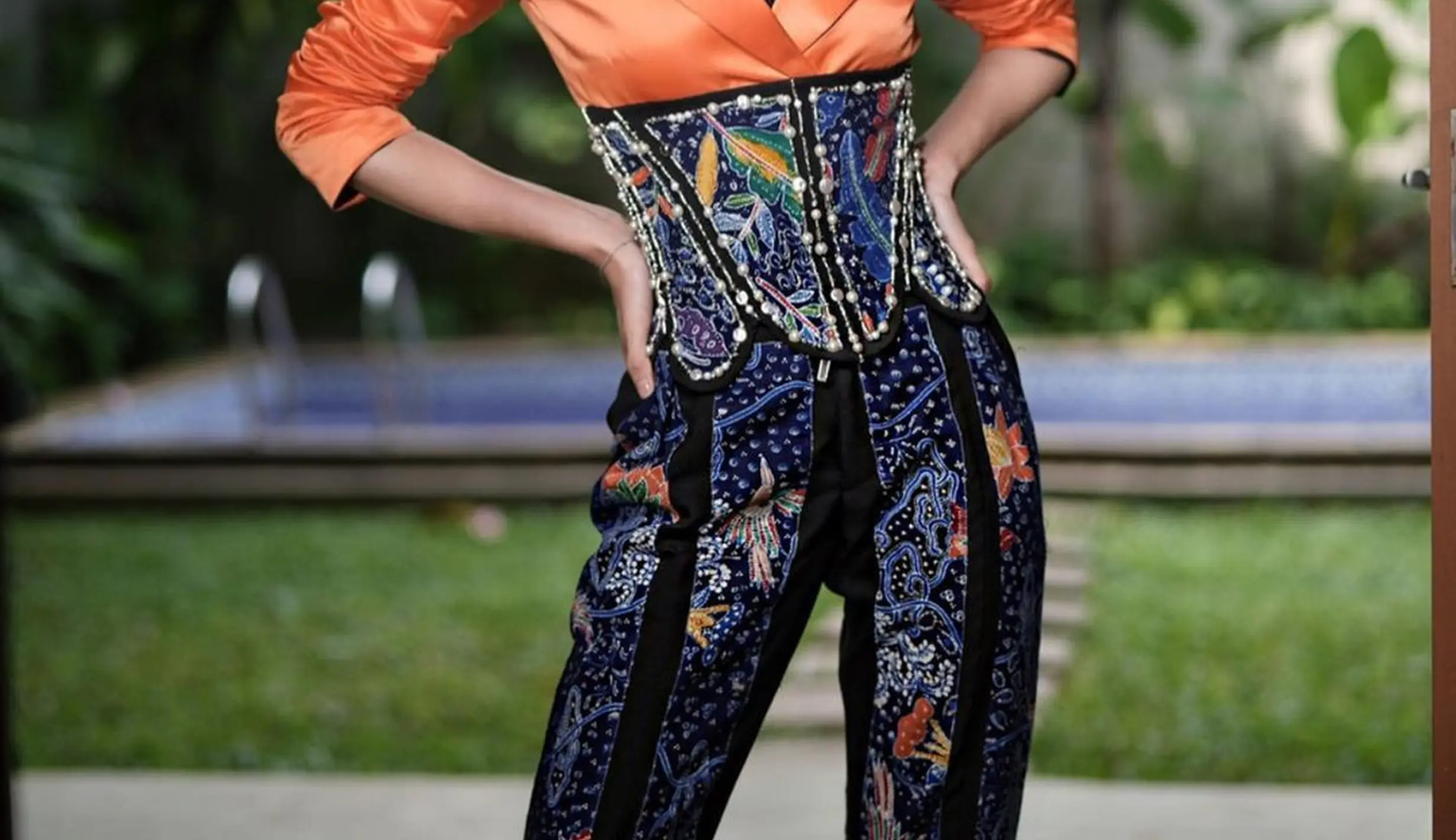 10 Model Baju Batik Wanita Modern dari Merek Lokal yang Hits - Photo ...