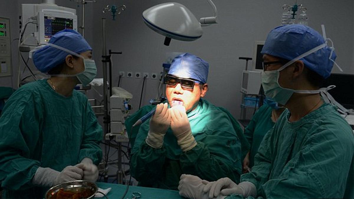 Dokter Ini Operasi Lidahnya untuk Hentikan Kebiasaan Mendengkur ...