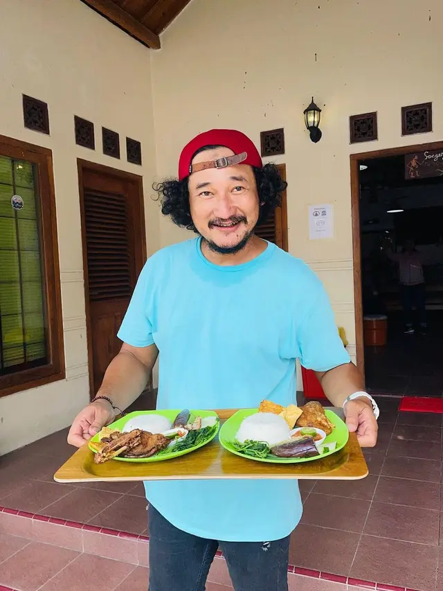 7 Potret Isa Bajaj Nikmati Hidup Di Kampung Halaman, Bercocok Tanam dan ...