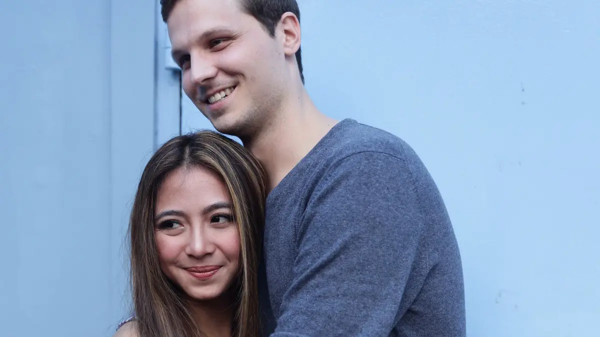 Pelukan Mesra Nadia Vega dan Suami - Photo Fimela.com