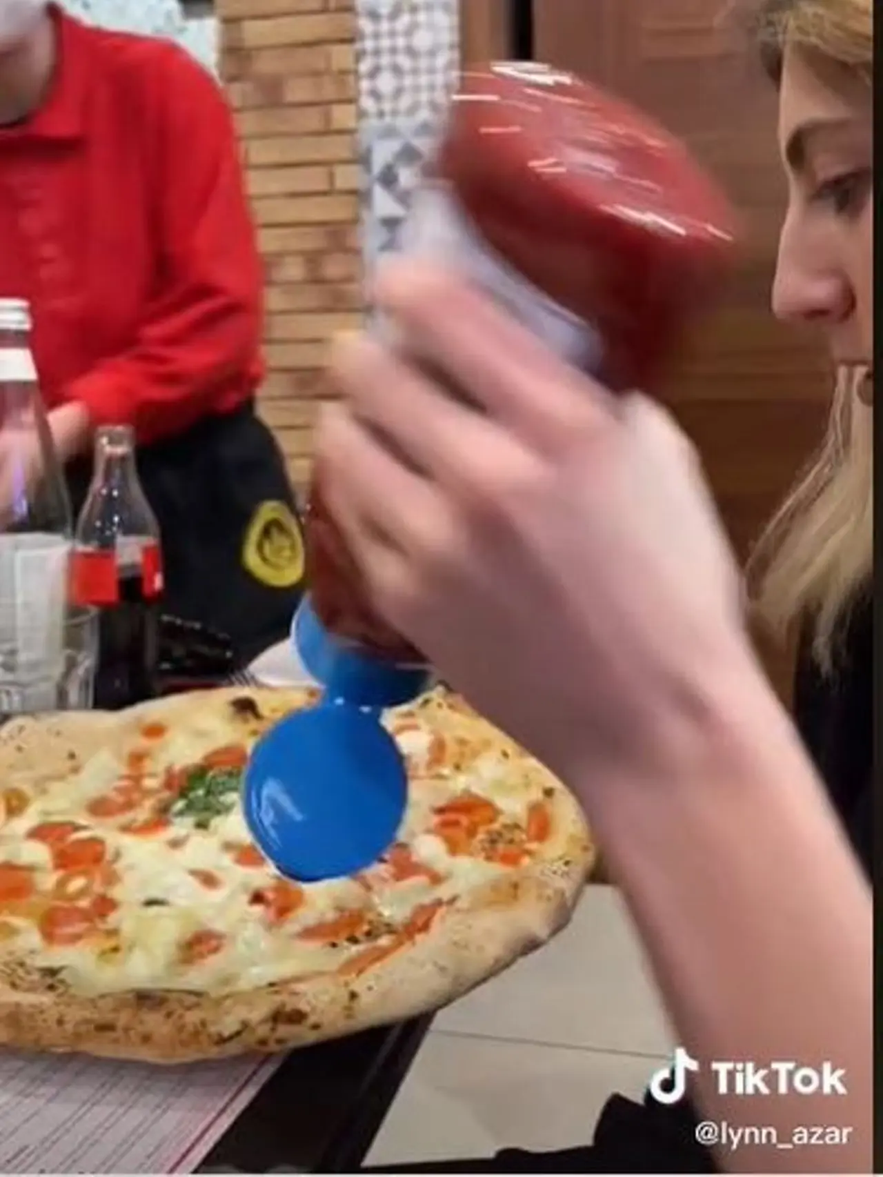 Wanita Makan Pizza dengan Saus Tomat di Restoran Italia, Reaksi Pelayan ...