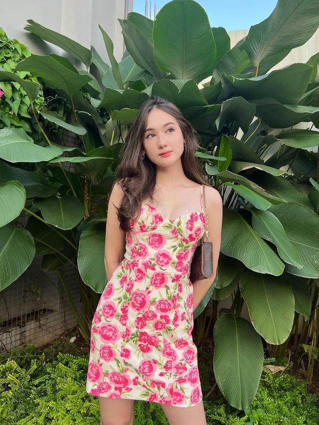 Genap Berusia 16 Tahun, Ini 7 Potret Laura Moane dengan Simpel Dress ...