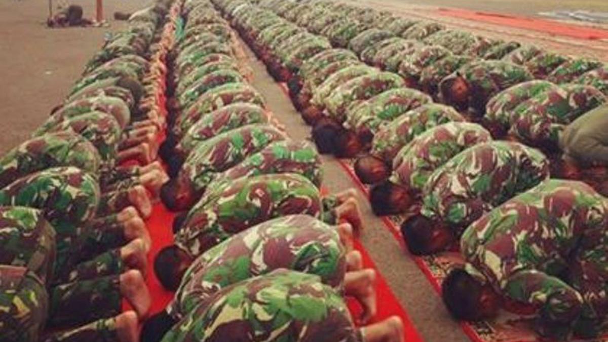 Habis Memadamkan Api, TNI Langsung Salat Minta Hujan, Bikin Haru ...