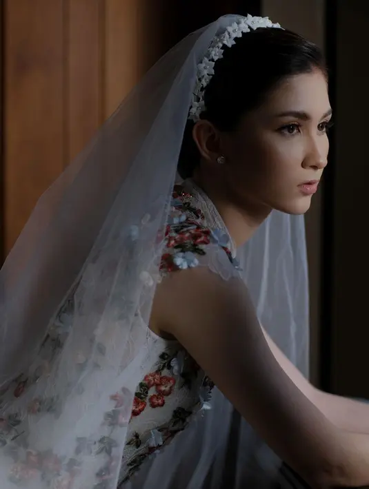 Potret Celia Thomas Saat Pakai Gaun Putih, Tampil Anggun Bak Pengantin ...