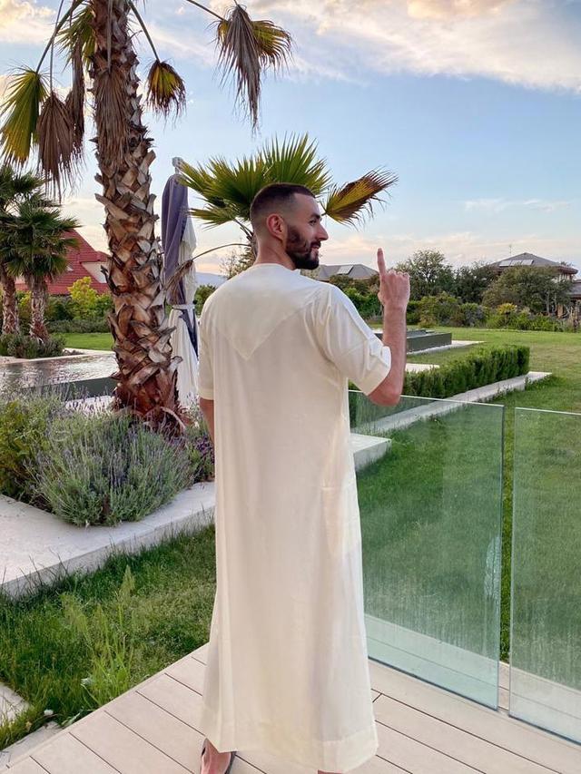 6 Potret Karim Benzema Pakai Busana Muslim, Tetap Puasa saat Bertanding ...