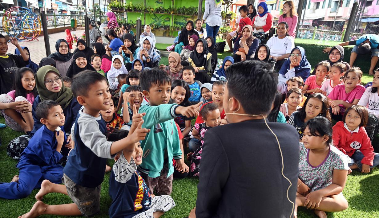 FOTO: Menambah Wawasan di Kolong Flyover Ciputat - Foto Liputan6.com