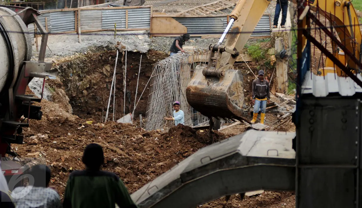 Memantau Pembangunan Jalan Inspeksi Kalibata - Foto Liputan6.com