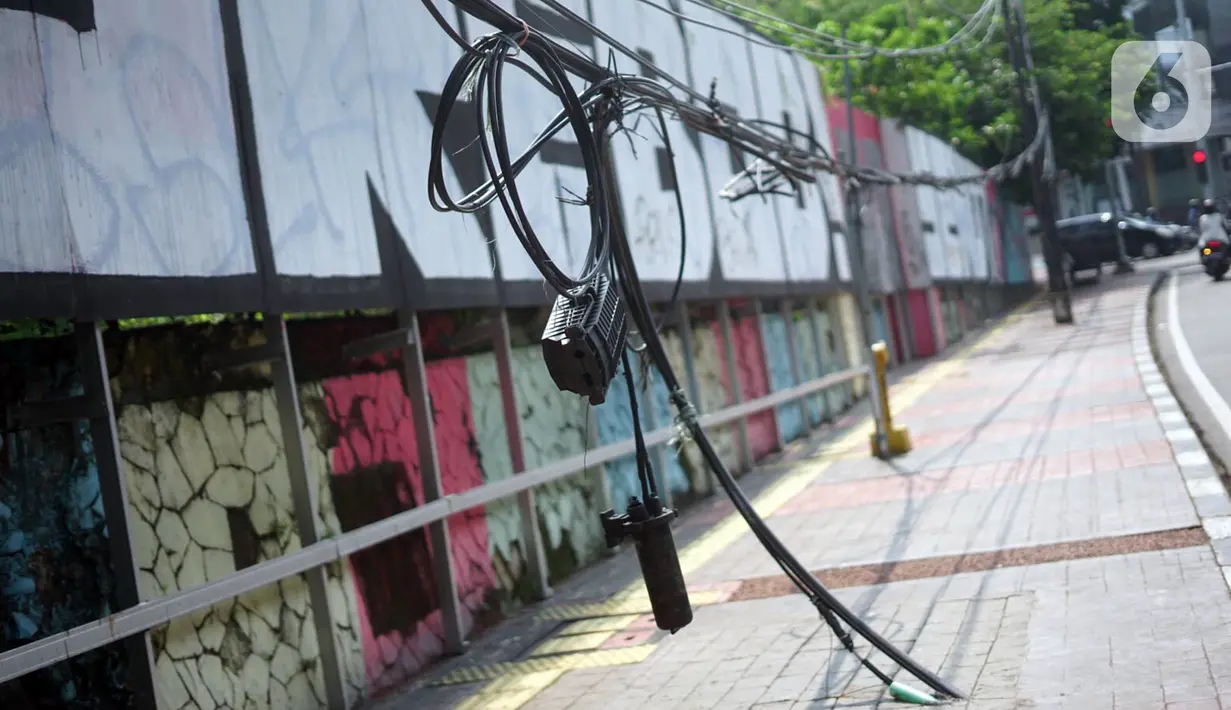 FOTO: Instalasi Kabel Dibiarkan Semrawut di Kebayoran Baru - Page 1 ...