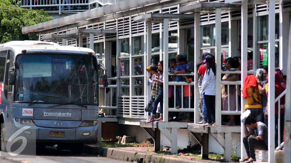 Tunggu Bus ke Ragunan, Penumpang Transjakarta Menumpuk - Foto Liputan6.com