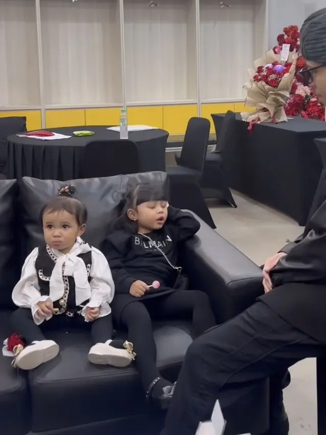 Tampilan Serba Hitam Keluarga Krisdayanti di Konser Super Diva, Aurel Hermansyah Kenakan Hijab ...