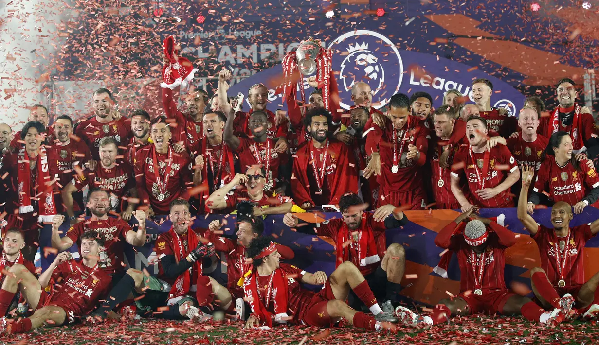 FOTO: Liverpool Angkat Trofi Liga Inggris - Foto Liputan6.com
