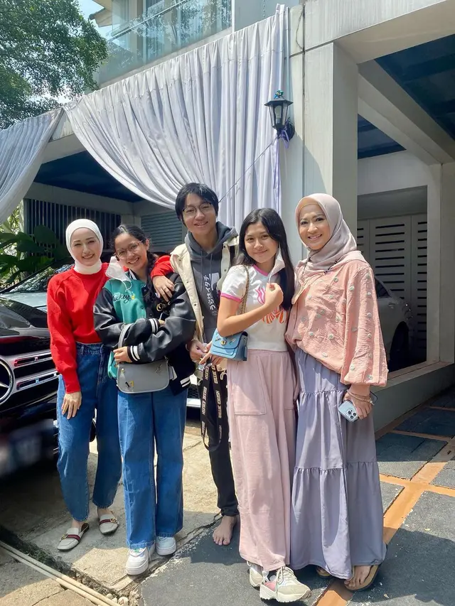 Potret Kedekatan Adelia dengan Anak Sambung, Pasha Ungu Kumpul Bersama Tujuh Anaknya ...
