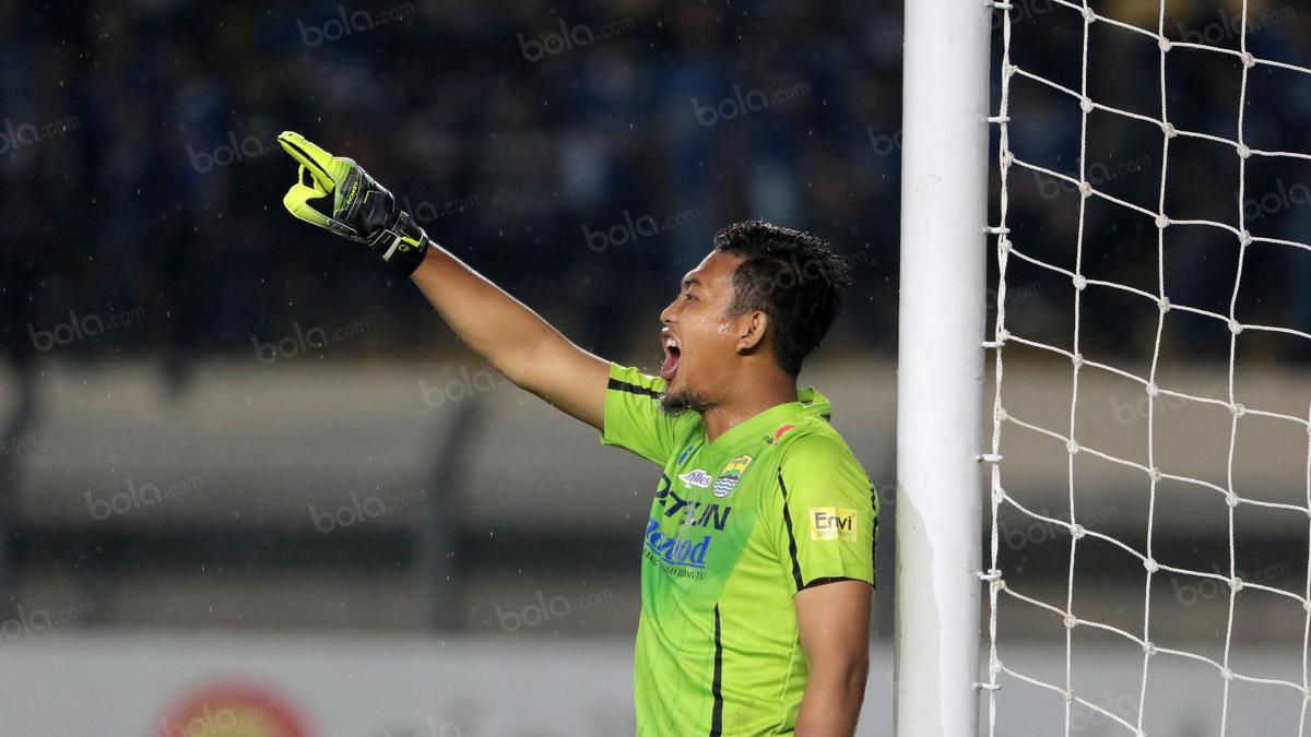 Kiper Persib Masih Harus Berjalan Menggunakan Tongkat - Indonesia Bola.com