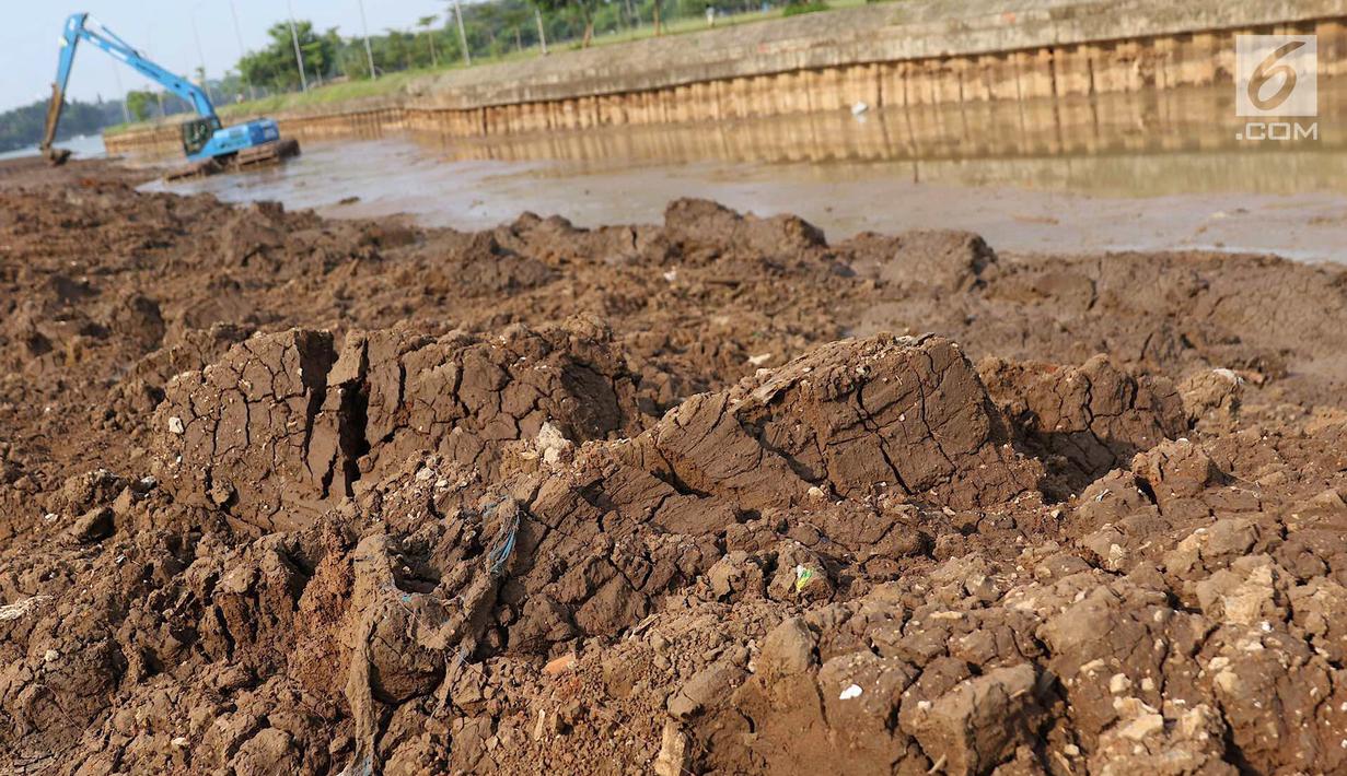 FOTO: Tingkatkan Daya Tampung, Setu Babakan Dikeruk - Foto Liputan6.com