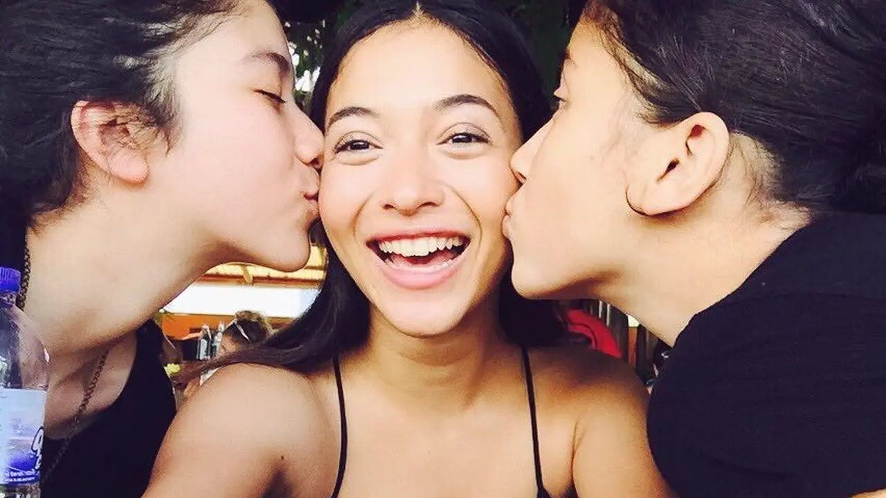 Jarang Tersorot, Ini 7 Potret Kompak Sitha dan Selly Adik Putri Marino ...