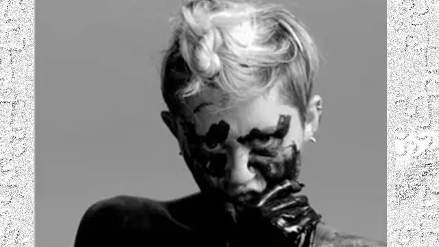 Tampil Topless, Miley Cyrus Cari Perhatian Liam Hemsworth - ShowBiz ...