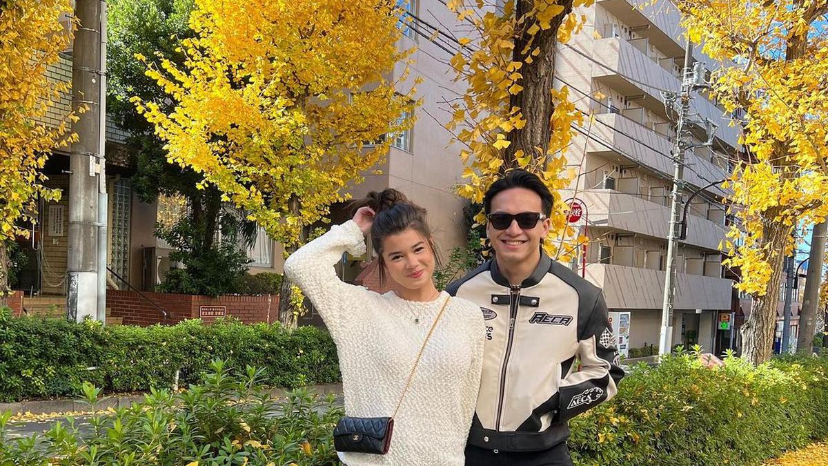 6 Gaya Bucin Jefri Nichol dan Sang Kekasih Maria Theodore Liburan di Jepang Pakai Outfit Serasi