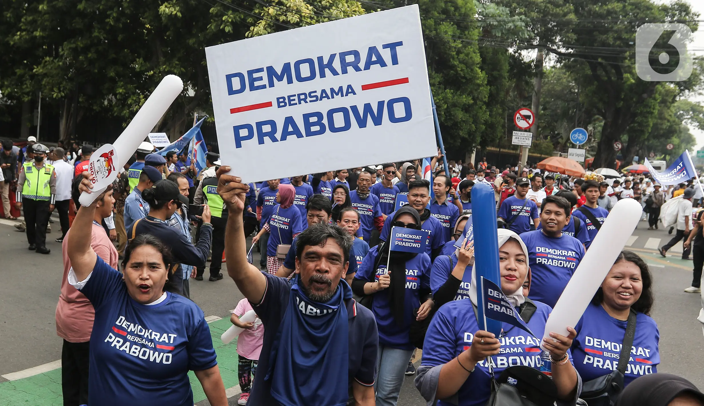 Ribuan Simpatisan dan Relawan Iringi Pendaftaran Prabowo-Gibran ke KPU - Foto Liputan6.com