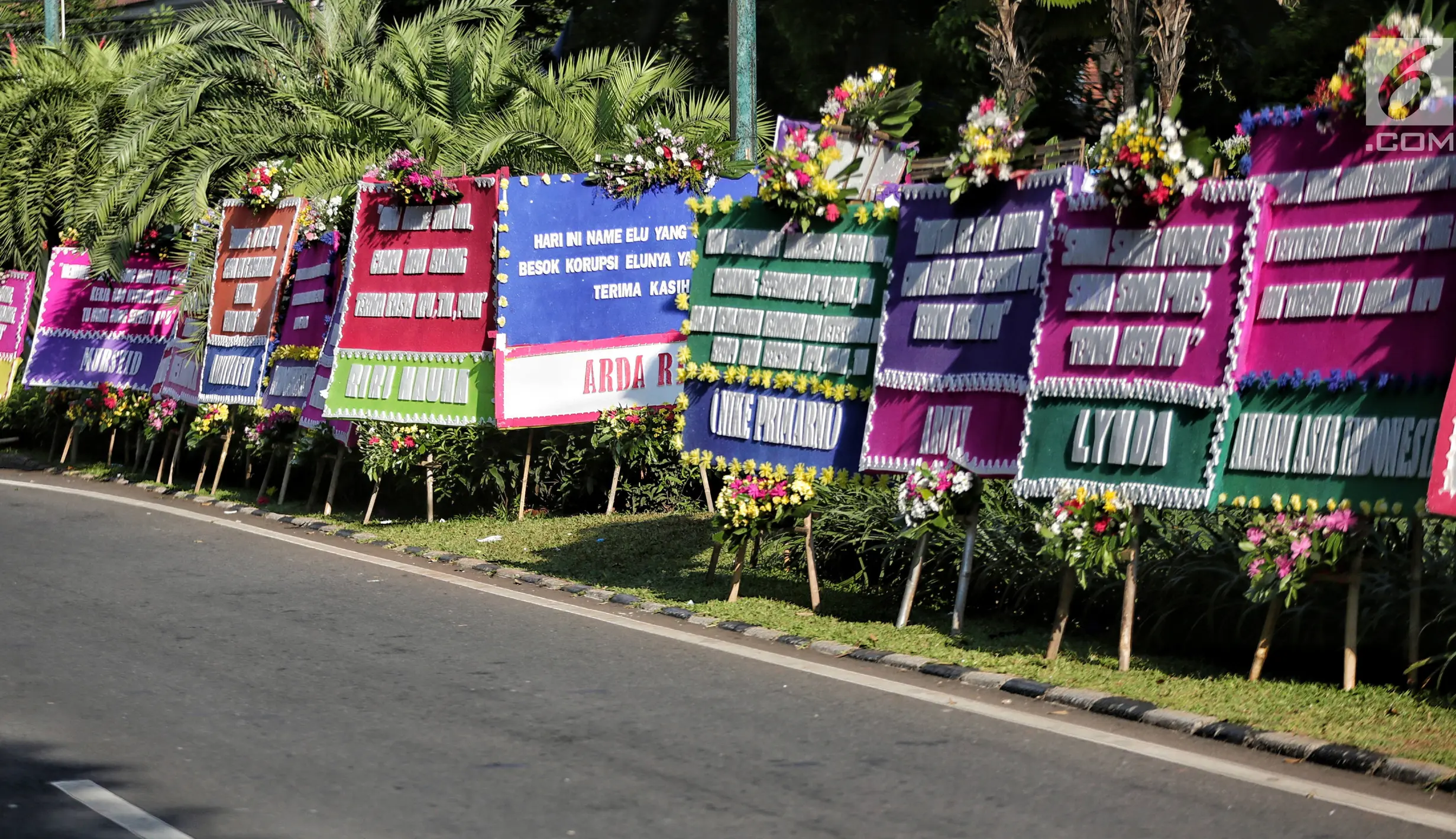 FOTO: Karangan Bunga dengan Kata Unik dan Lucu Banjiri Kantor KPU ...