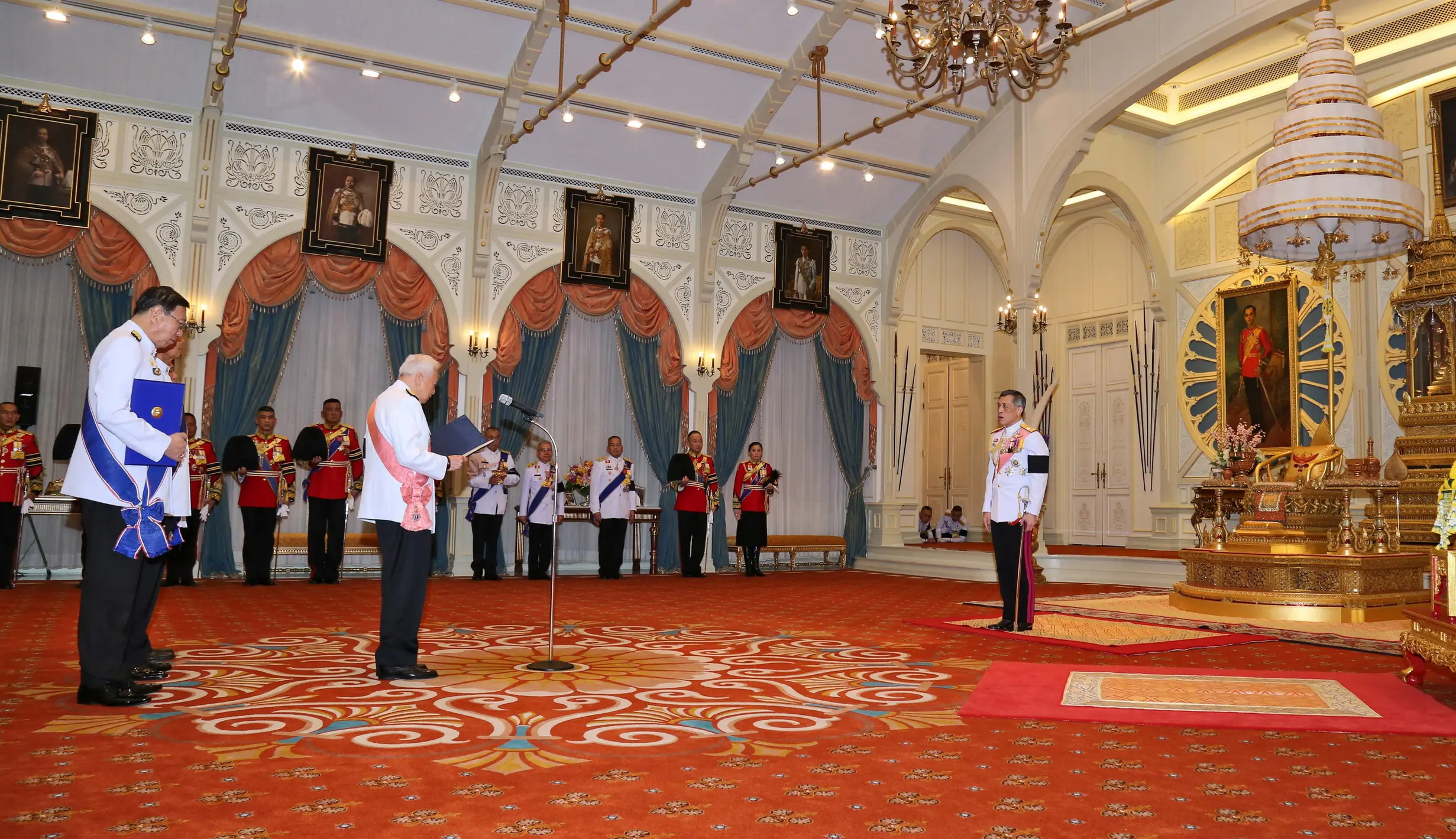 Putra Mahkota Maha Vajiralongkorn Resmi Jadi Raja Thailand - Foto ...