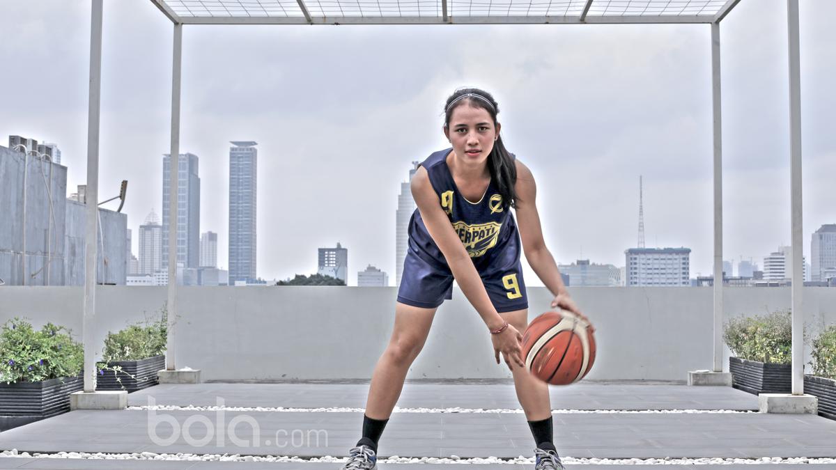 Tips Memilih Sepatu Basket ala Pebasket Cantik Merpati Bali - Bola ...