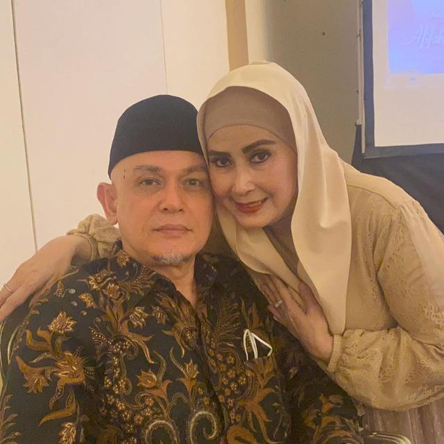 30 Tahun Menikah, Ini 6 Potret Artis Senior Hengky Tornando dan Baby Zelvia