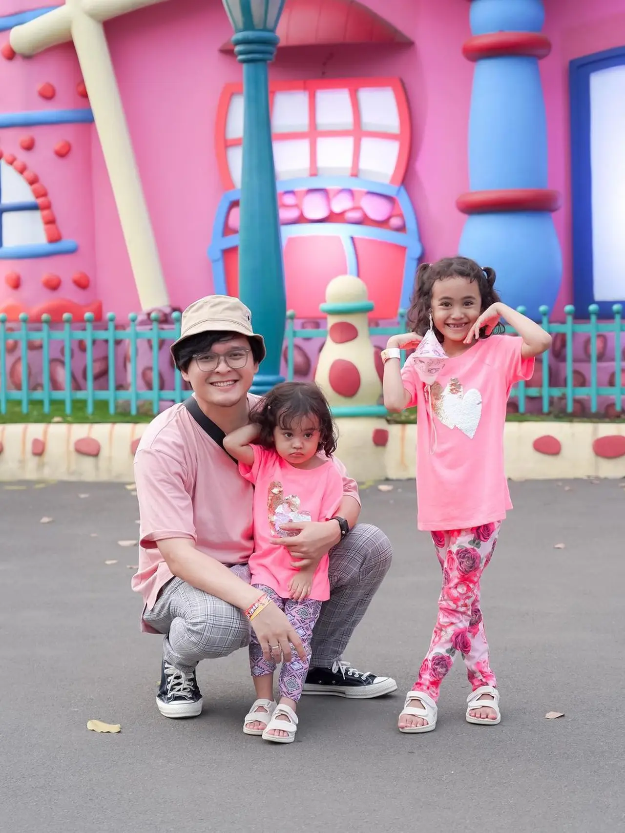 Potret Anisa Rahma Liburan Keluarga ke Dufan, Baby Bump Tampak Makin ...