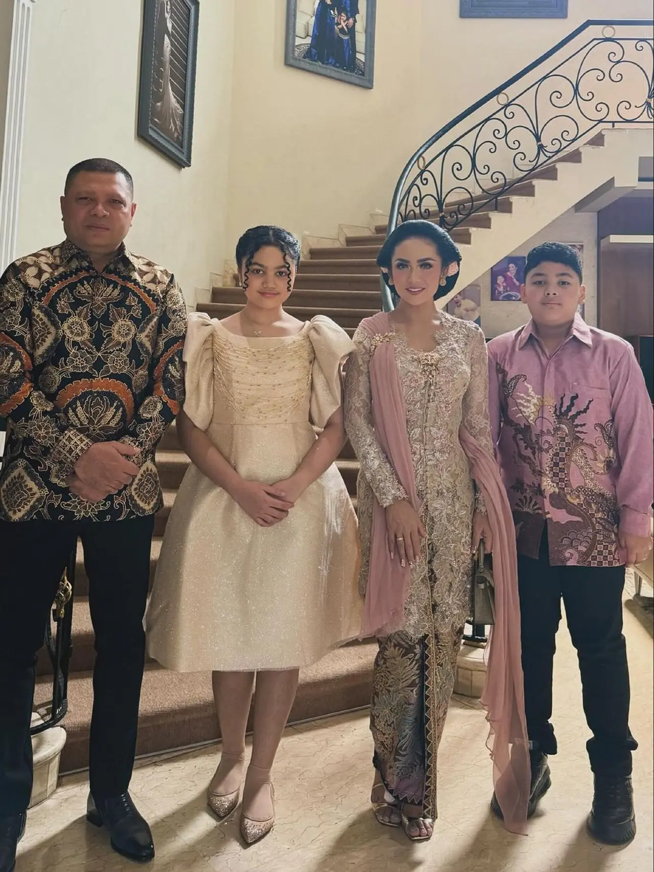 6 Potret Tampilan Keluarga Besar di Acara Lamaran Thariq Halilintar dan Aaliyah Massaid, Aurel ...