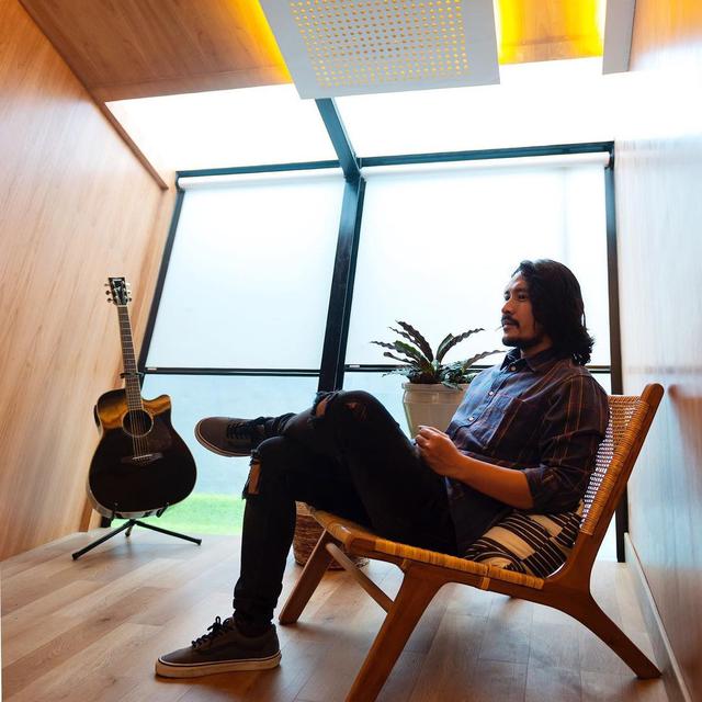 Anak Ello Pulang dari Rumah Sakit, Potretnya Melotot ke Arah Kamera ...