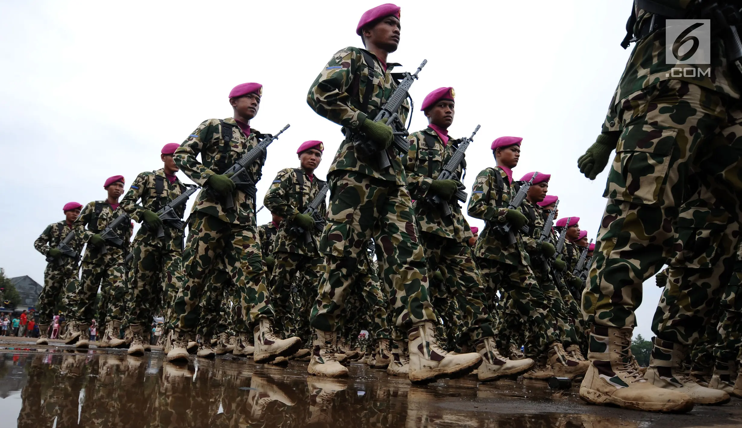 PHOTO: Defile Pasukan dan Kendaraan Tempur Meriahkan HUT Korps Marinir ...