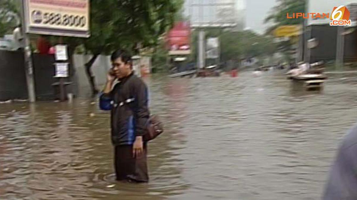 Cuaca Cerah, Jalan Pluit Sakti Masih Jadi Lautan