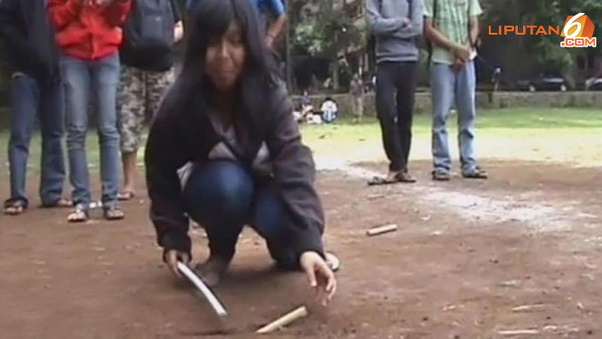 VIDEO: Benthik, Serunya Permainan dari Masa Kecil - News Liputan6.com