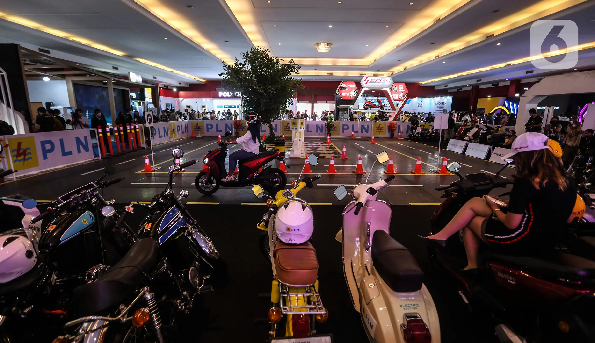 Ragam Sepeda Motor Listrik Tarik Minat Pengunjung IIMS 2023 - Foto ...