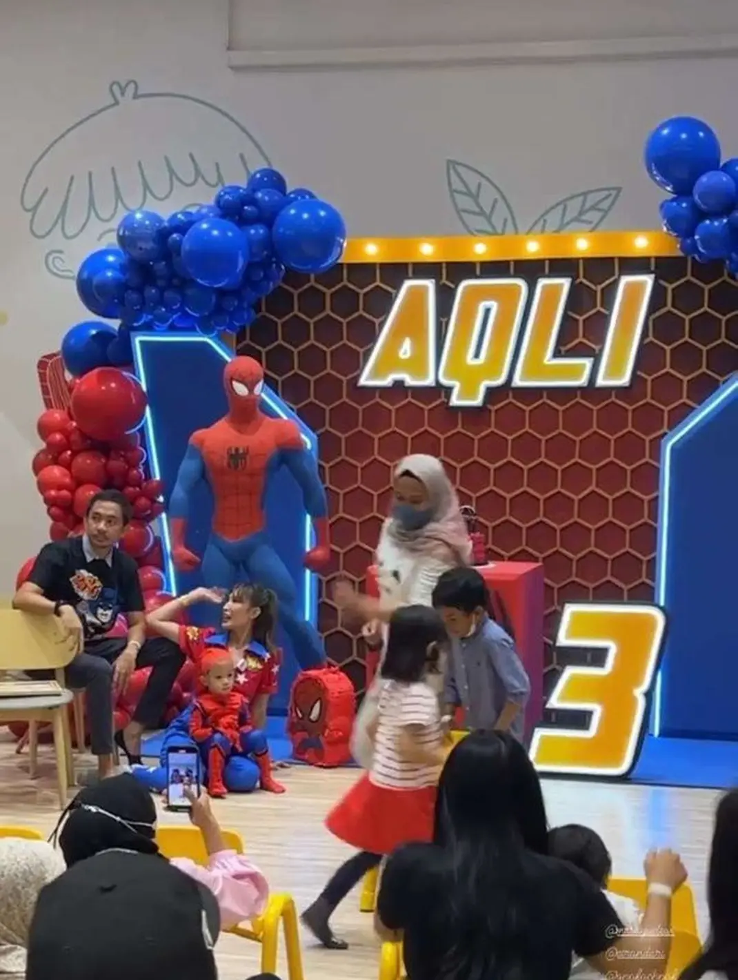 Momen Ayu Dewi dan Regi Datau Saat Bersama Rayakan Ulang Tahun Anak di ...