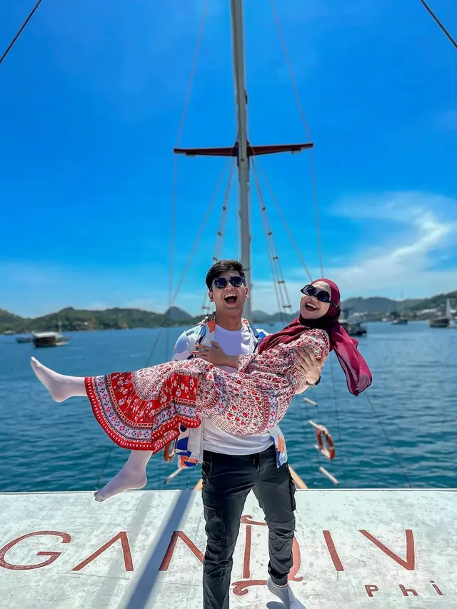 Ria Ricis Salto di Labuan Bajo Dibantu Teuku Ryan, Netizen Sorot Nikmatnya Punya Pasangan ...