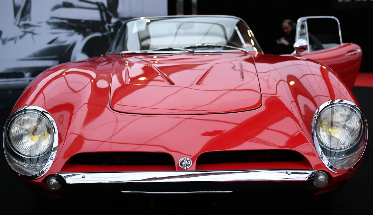 FOTO: Merah Mentereng, Mobil Milik Bintang Rock Prancis Akan Dilelang ...