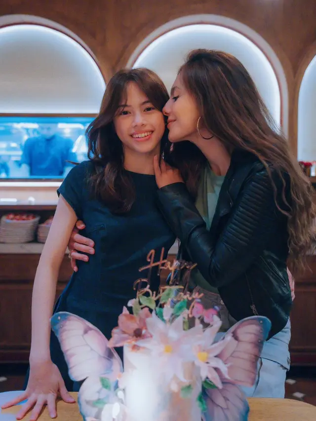 6 Potret London Abigail Ultah ke-14, Wulan Guritno dan Adilla Dimitri ...