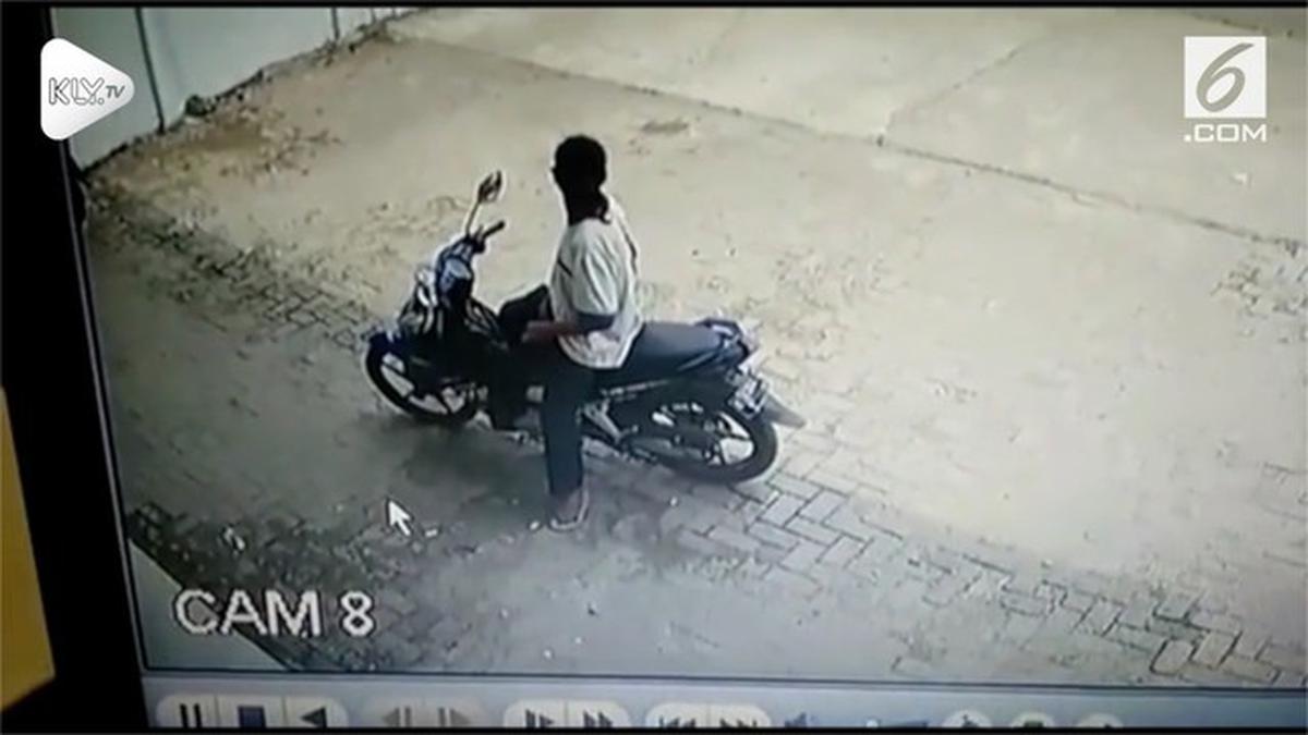 VIDEO: Nekat, Pria Masturbasi di Depan Toko Terekam CCTV - Regional Liputan6.com