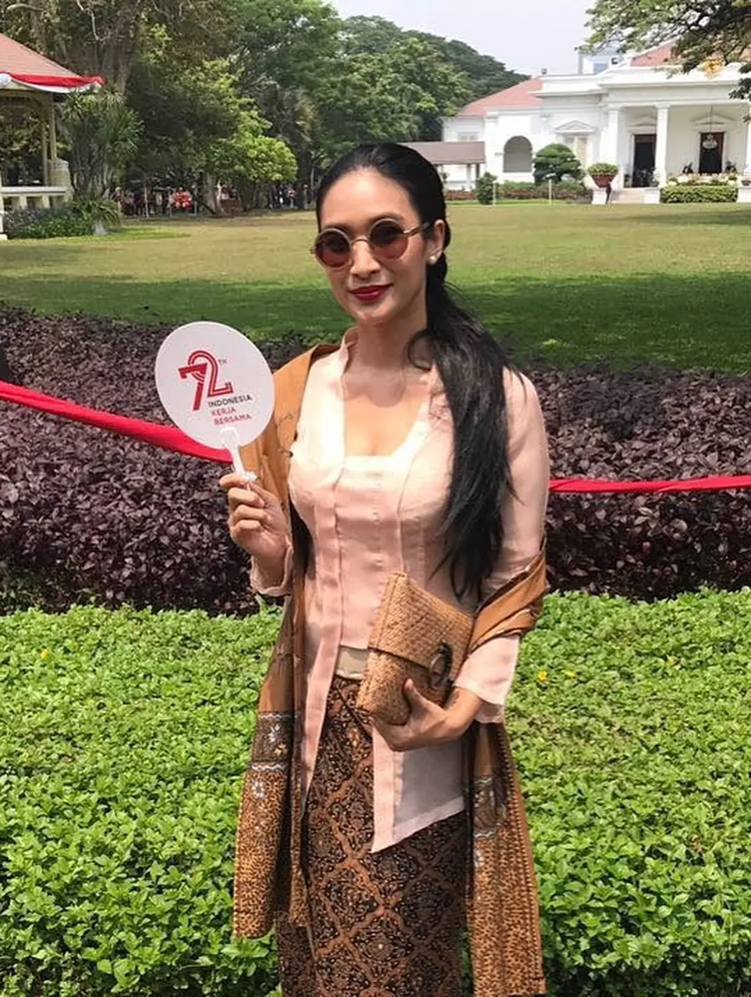 8 Potret Cantik Happy Salma Saat Kenakan Baju Daerah - Photo Fimela.com