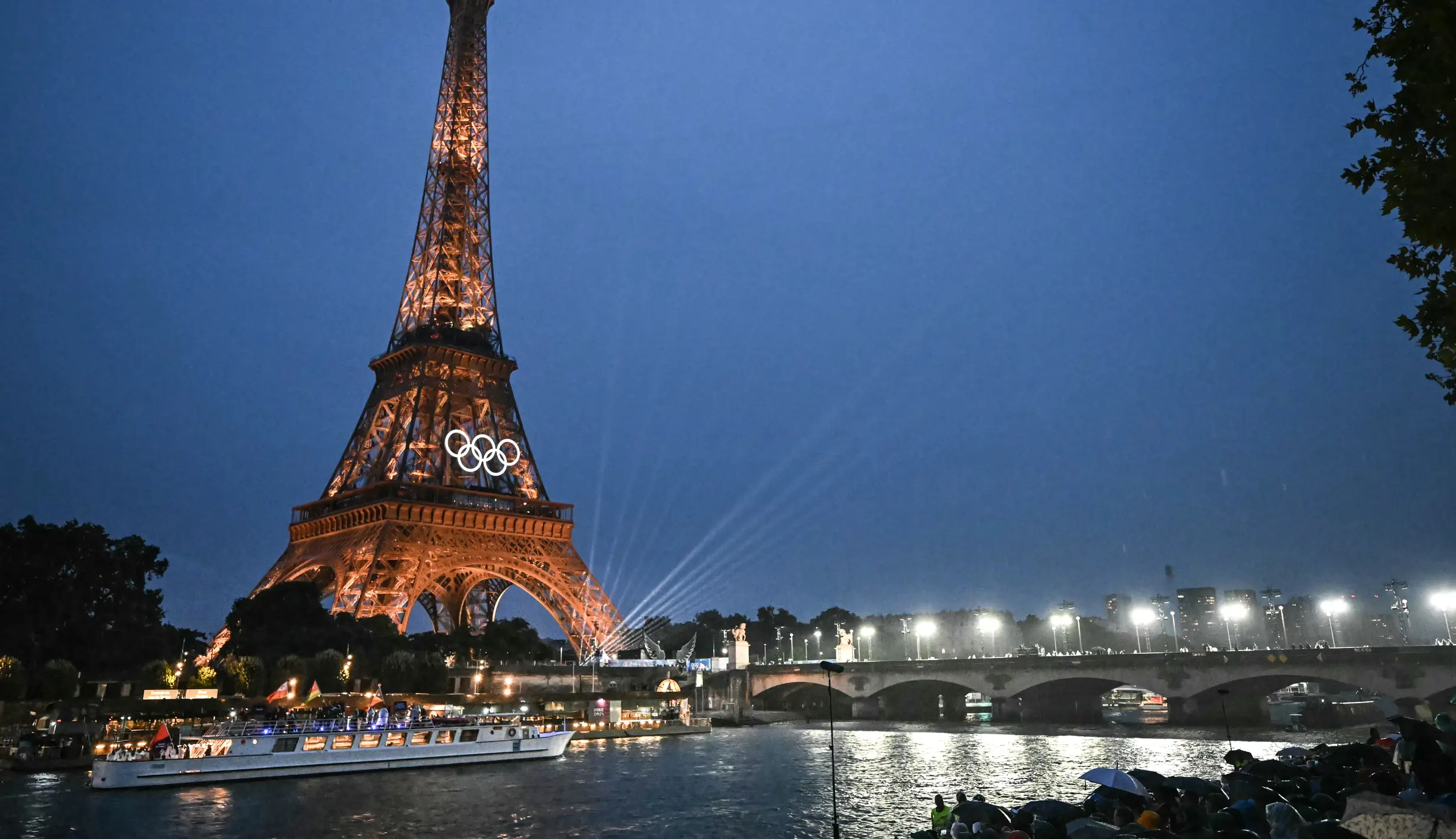 Hujan Deras Guyur Parade Atlet Olimpiade Paris 2024 - Foto Liputan6.com