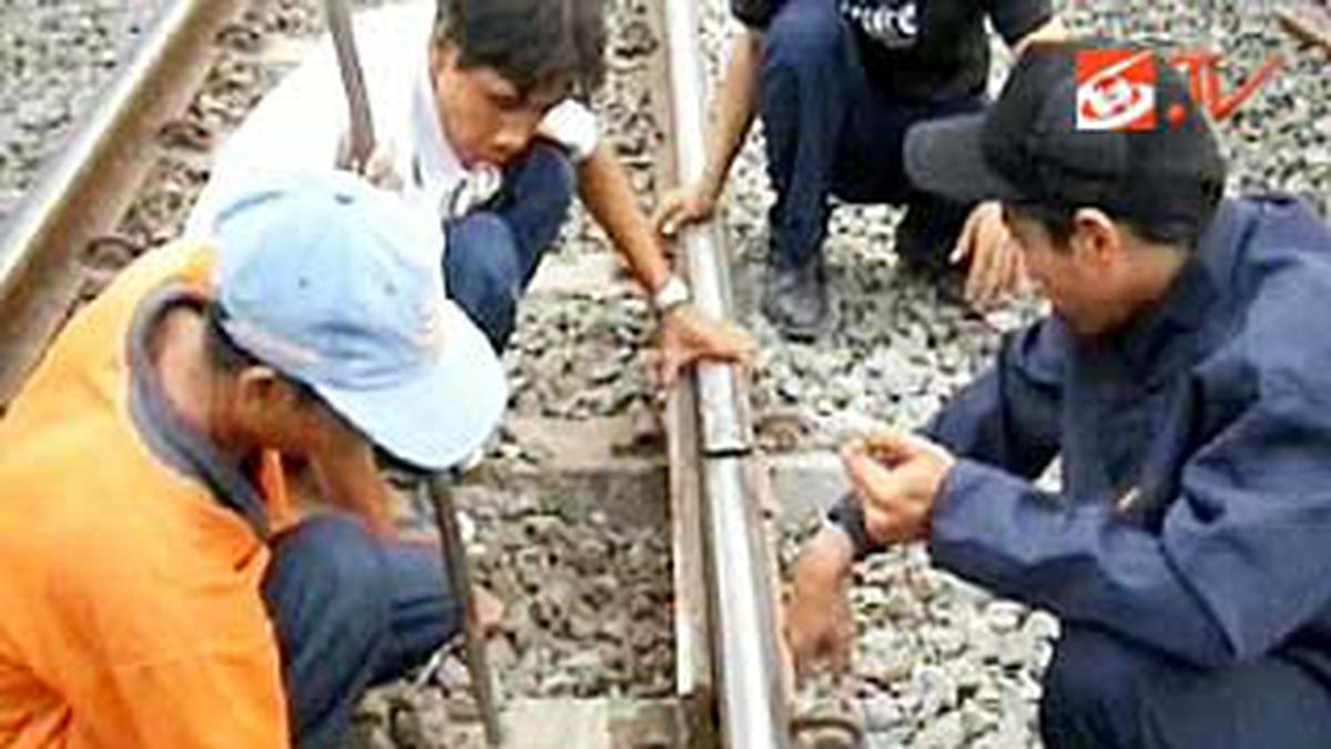 Rel Patah di Depok, Kereta Terlambat - News Liputan6.com